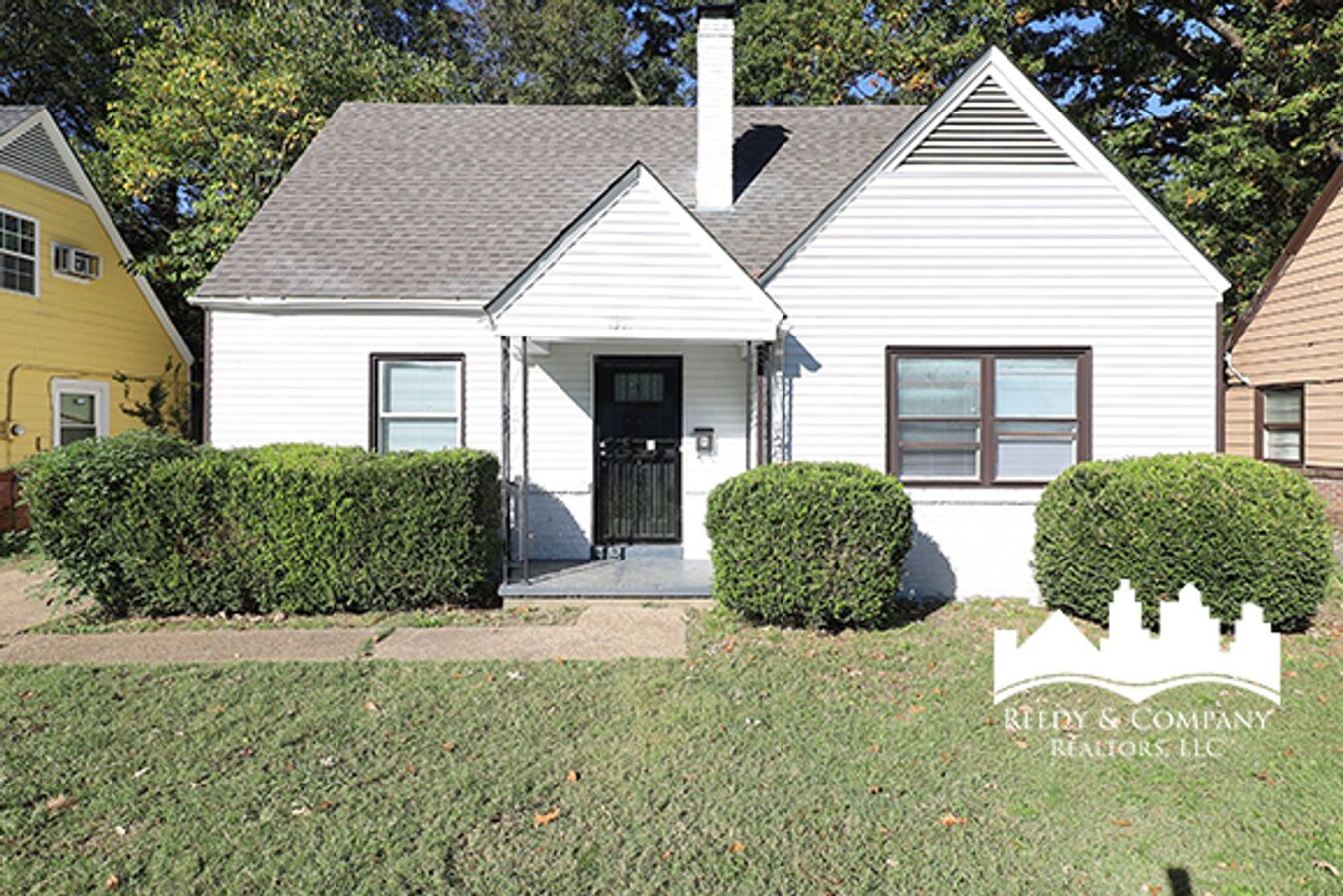 Gorgeous Two-story White House With Bonus Room Apartments Memphis, TN