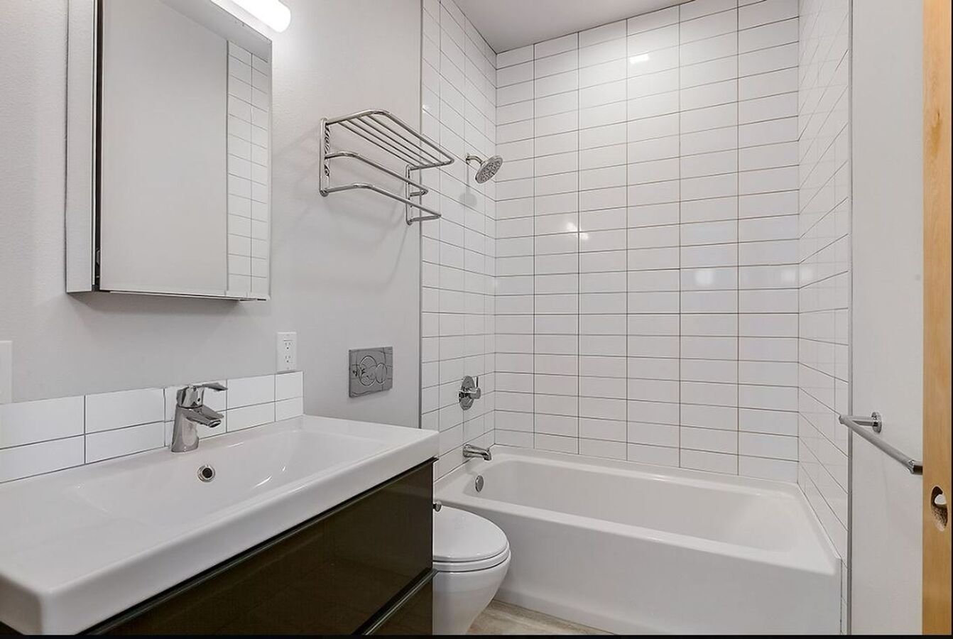 1722 Summit - Anew Apartments - 1722 Summit Ave Seattle, WA