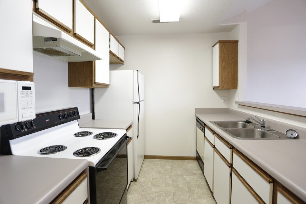 Bristol Ridge Apartments - 2130 SW Fillmore St Topeka, KS