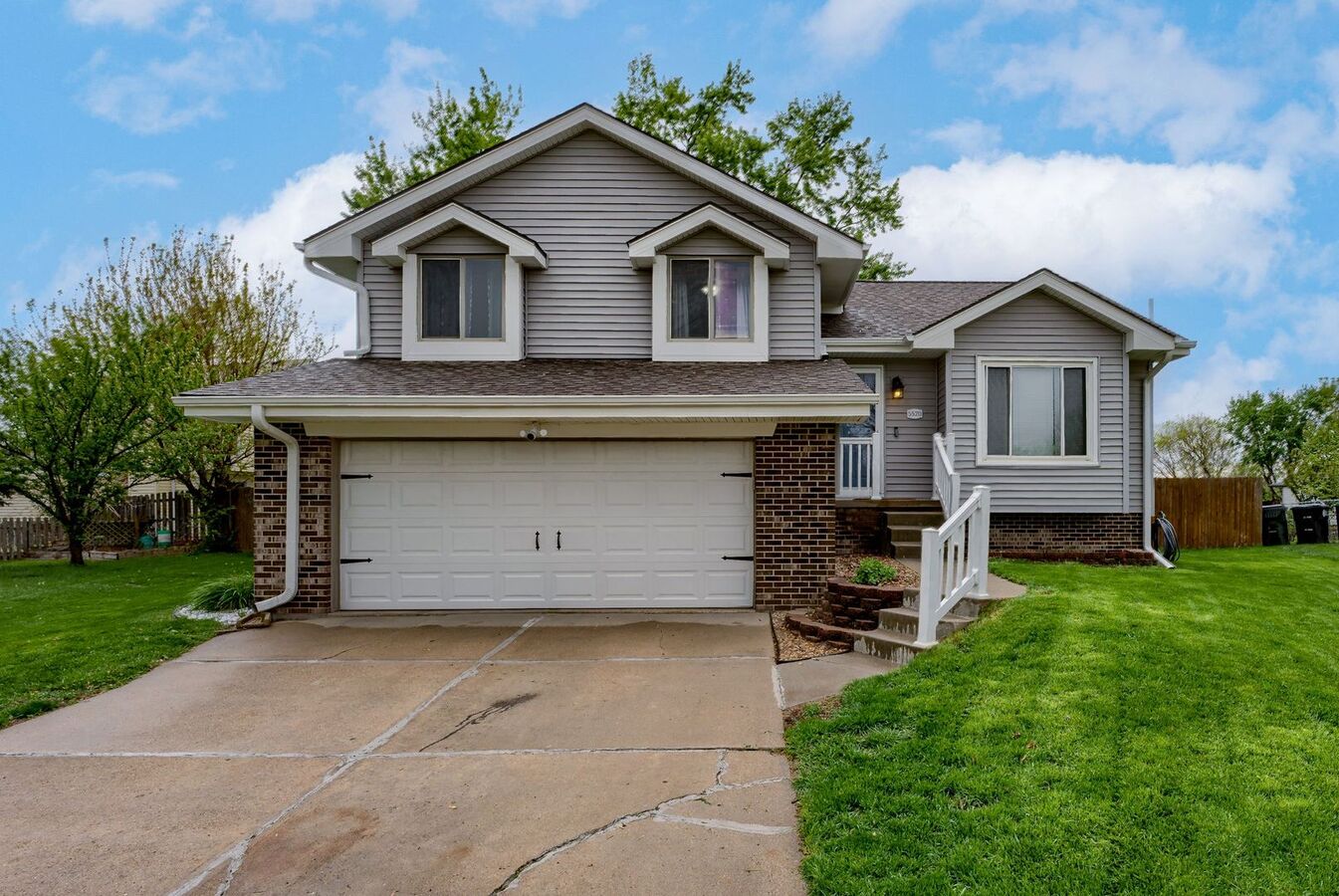 Bright & Airy Tri-level With Finished Basement &... Apartments Omaha, NE