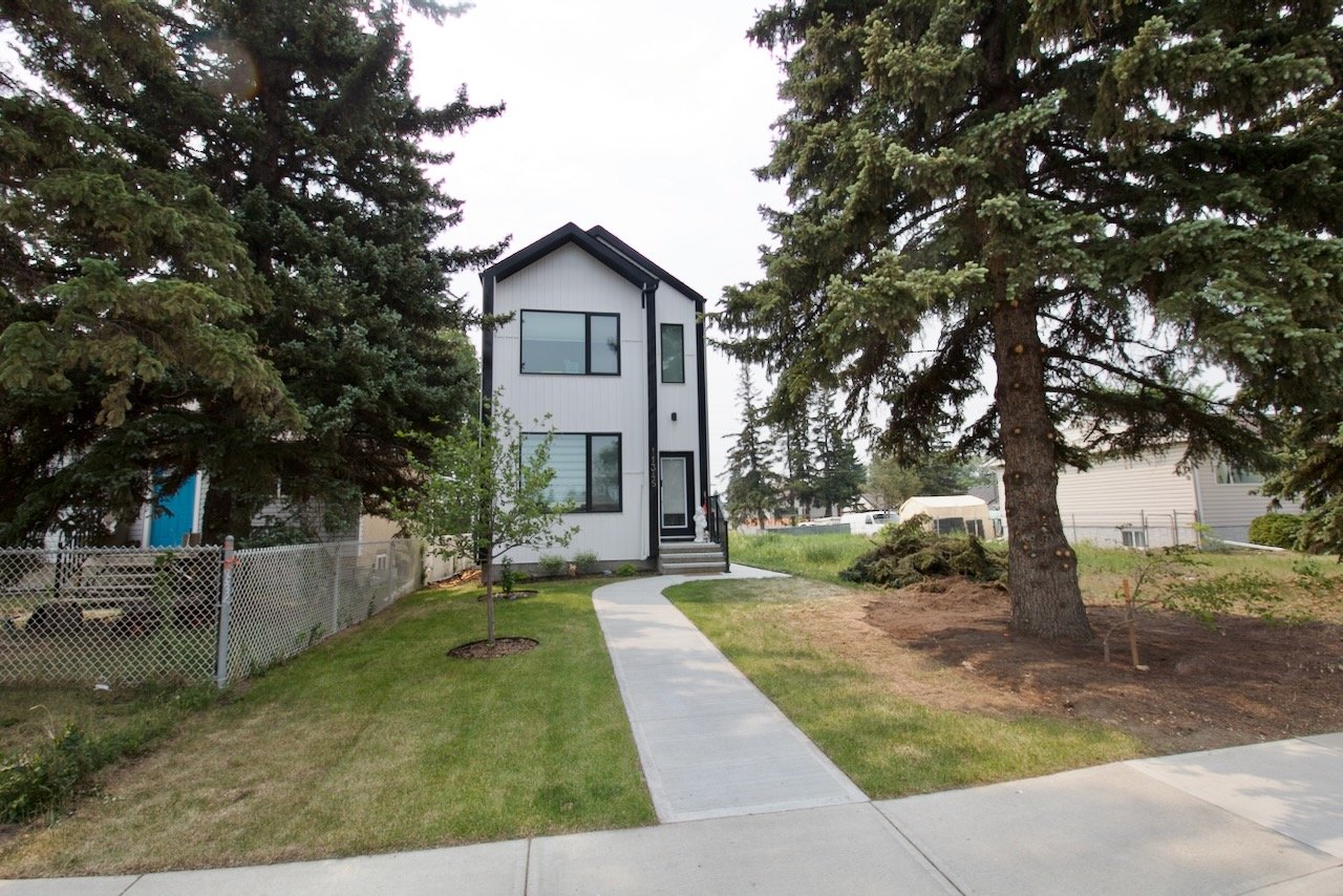 Queen Mary Park 3 Bed 25 Bath Main Home Double... Apartments Edmonton, AB