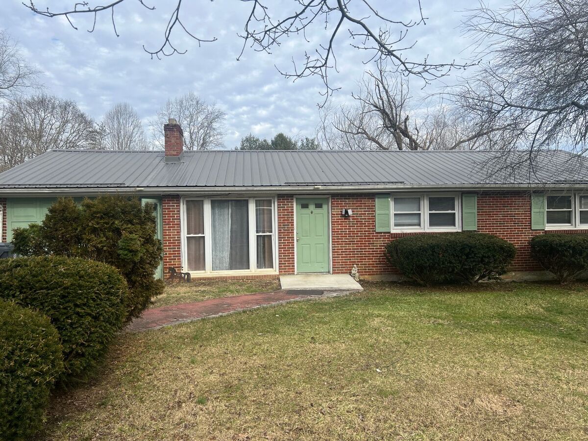 One Level Brick Rancher With Extra Large Lot Apartments Bristol, TN