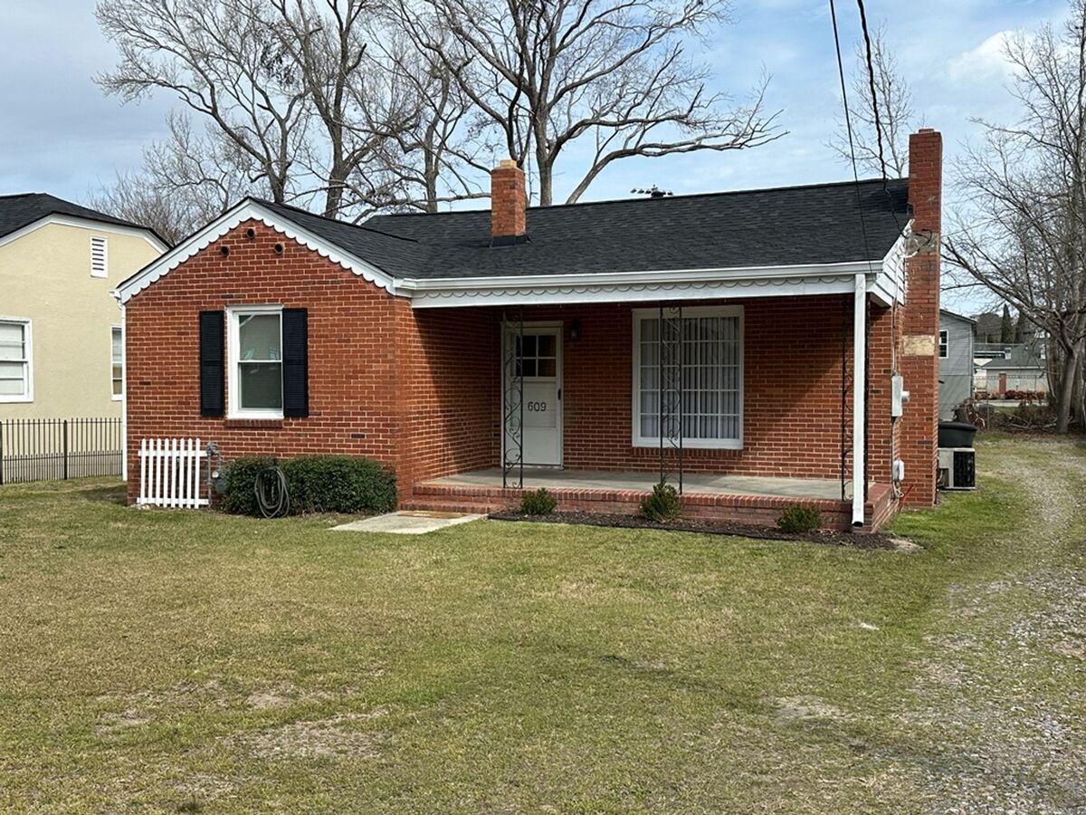 Charming 3-bedroom, 15-bath Brick Home With Yard... Apartments North ...