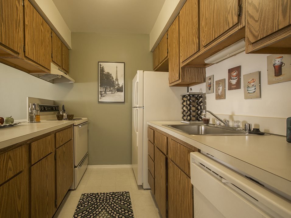 Woodland Villa Apartments - 7344 Drew Circle Westland, MI