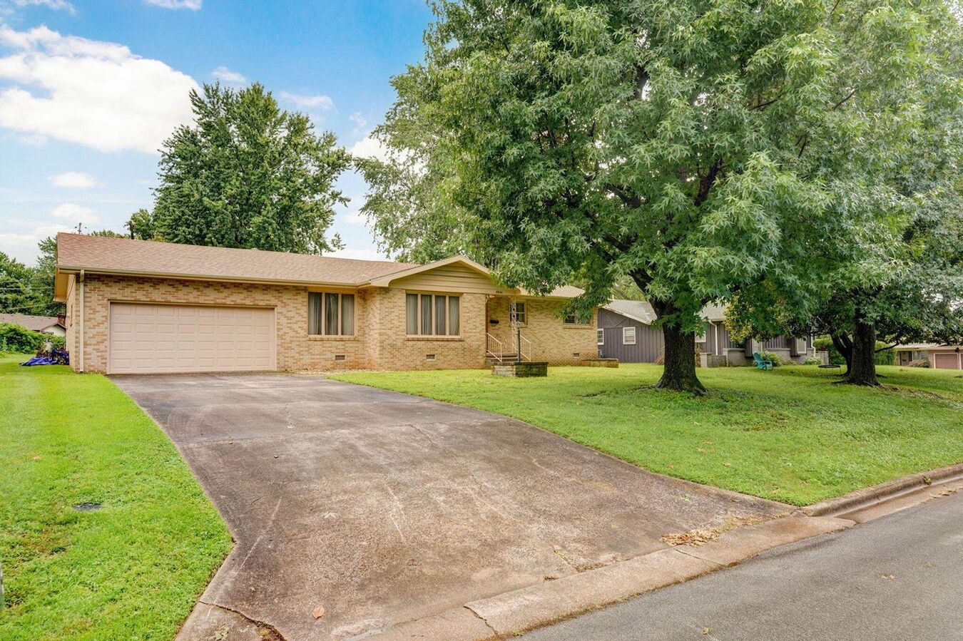 Beautiful All Brick Home Located Next To... Apartments Springfield, MO