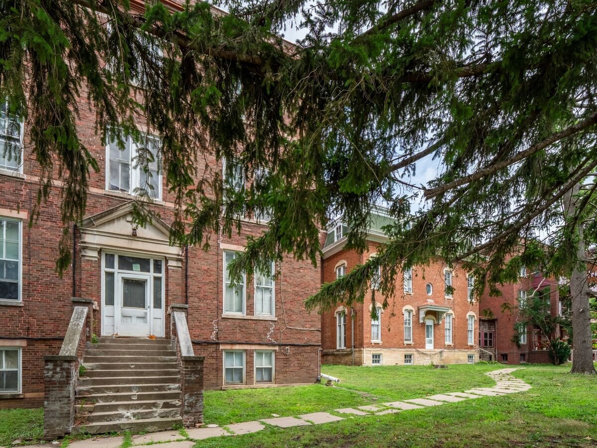 Henderson House Apartments - 1501 1st Ave Marion, IA