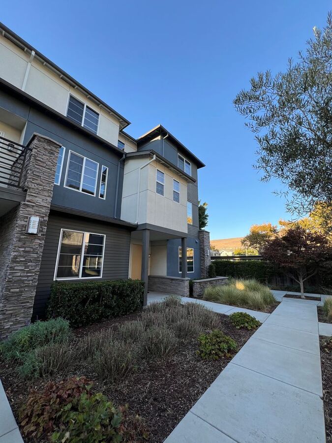 Contemporary Bright Spacious Townhome With 35... Apartments Hayward, CA