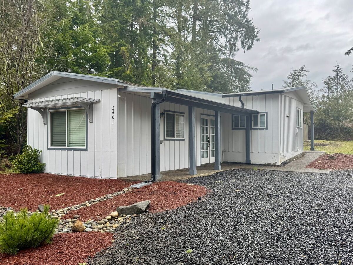 Living Is Easy In This Charming Lake Limerick... Apartments Shelton, WA