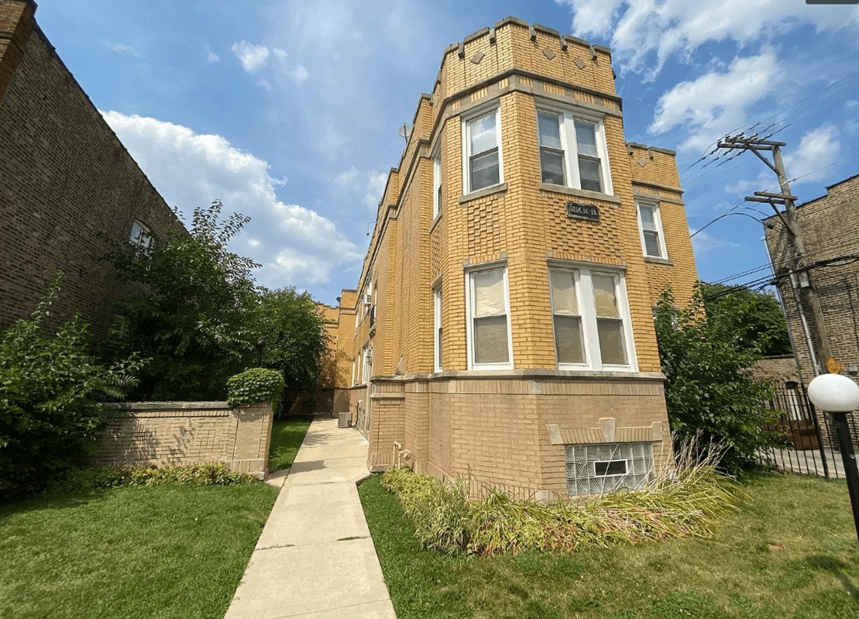 Beautiful Courtyard Building In North Austin Area! Apartments Chicago, IL