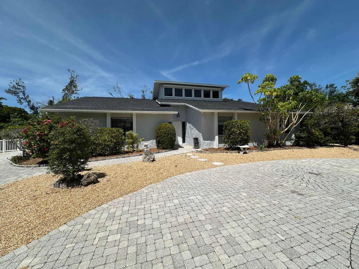 Siesta Key Custom Pool Home, Vaulted Ceilings... Apartments Sarasota, FL