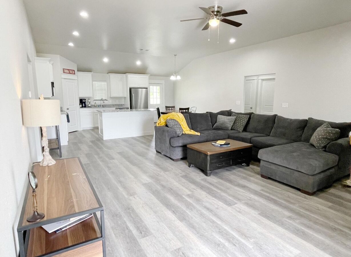 Open Floor Plan/paved Street/quiet Neighborhood Apartments Durant, OK