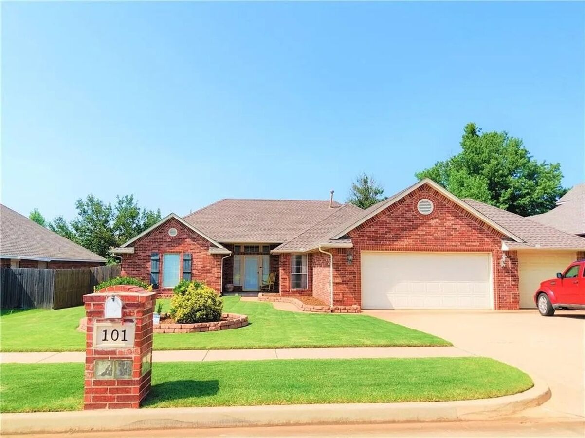 Spacious Home - Storm Shelter - Edmond Schools -... Apartments Edmond, OK