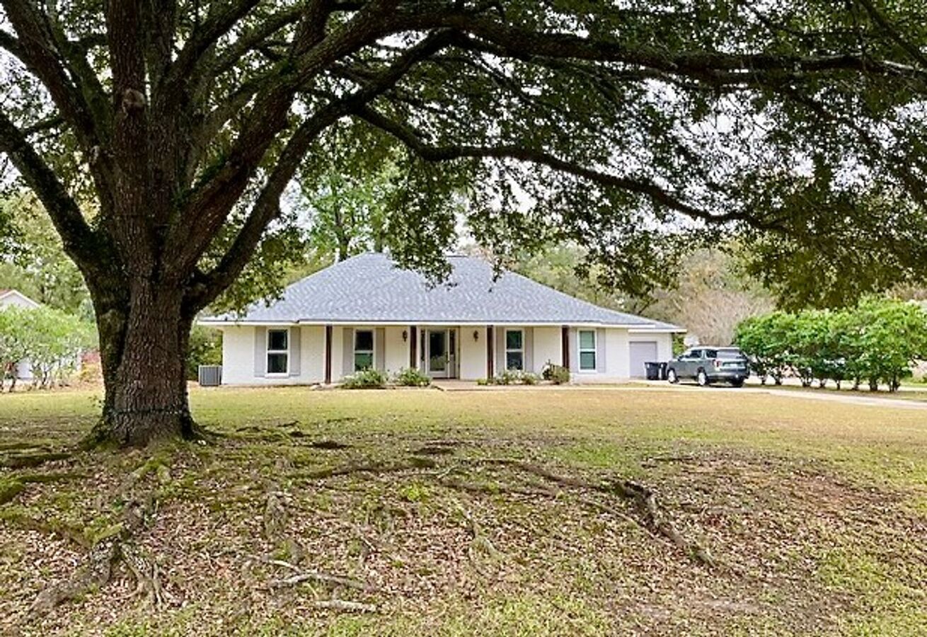 Beautiful 4 Bed Home In Excellent Location, In... Apartments Baton ...
