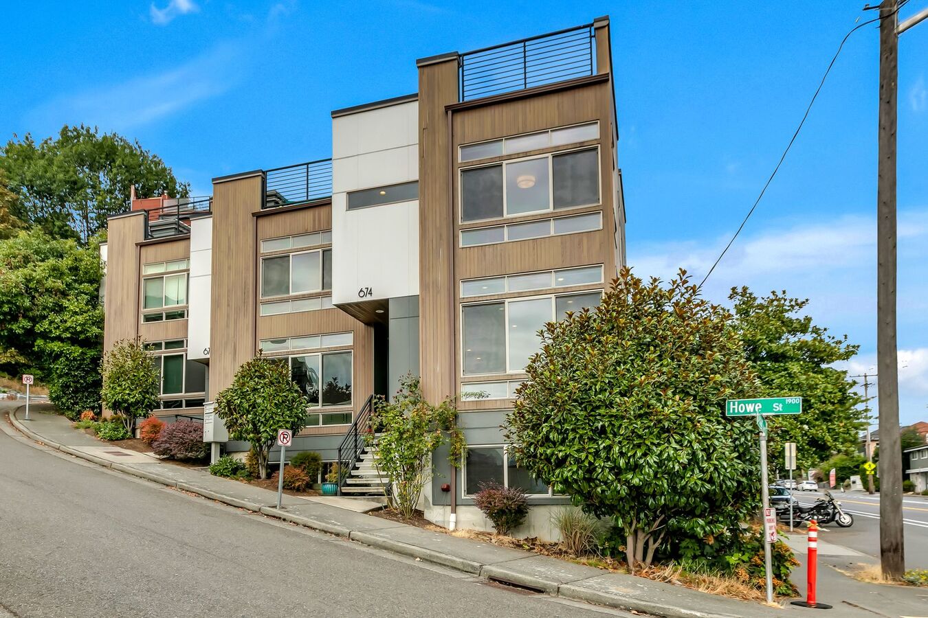 Modern Townhouse With Rooftop Deck & Skyline... Apartments Seattle, WA