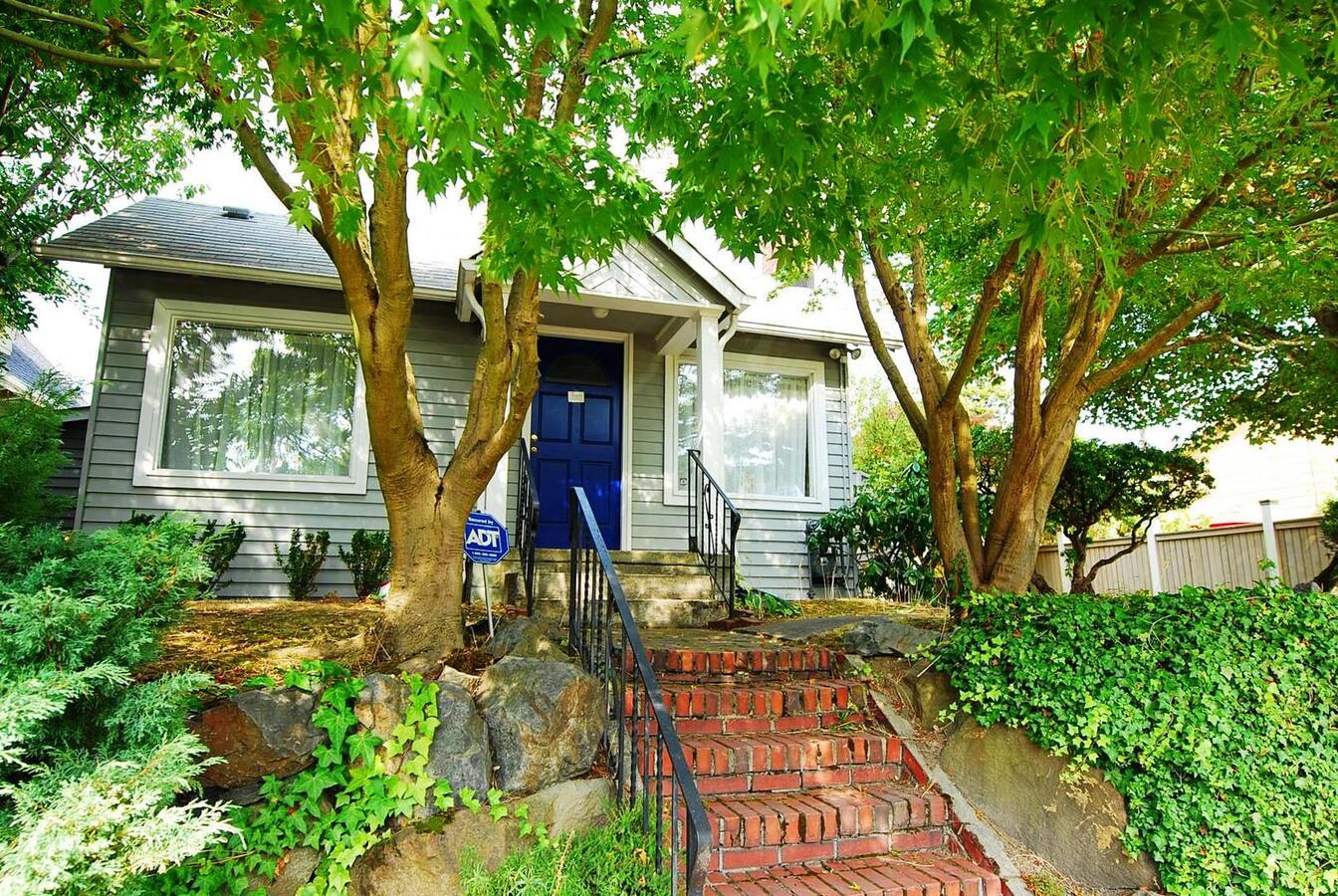 Charming Queen Anne Bungalow Apartments Seattle, WA