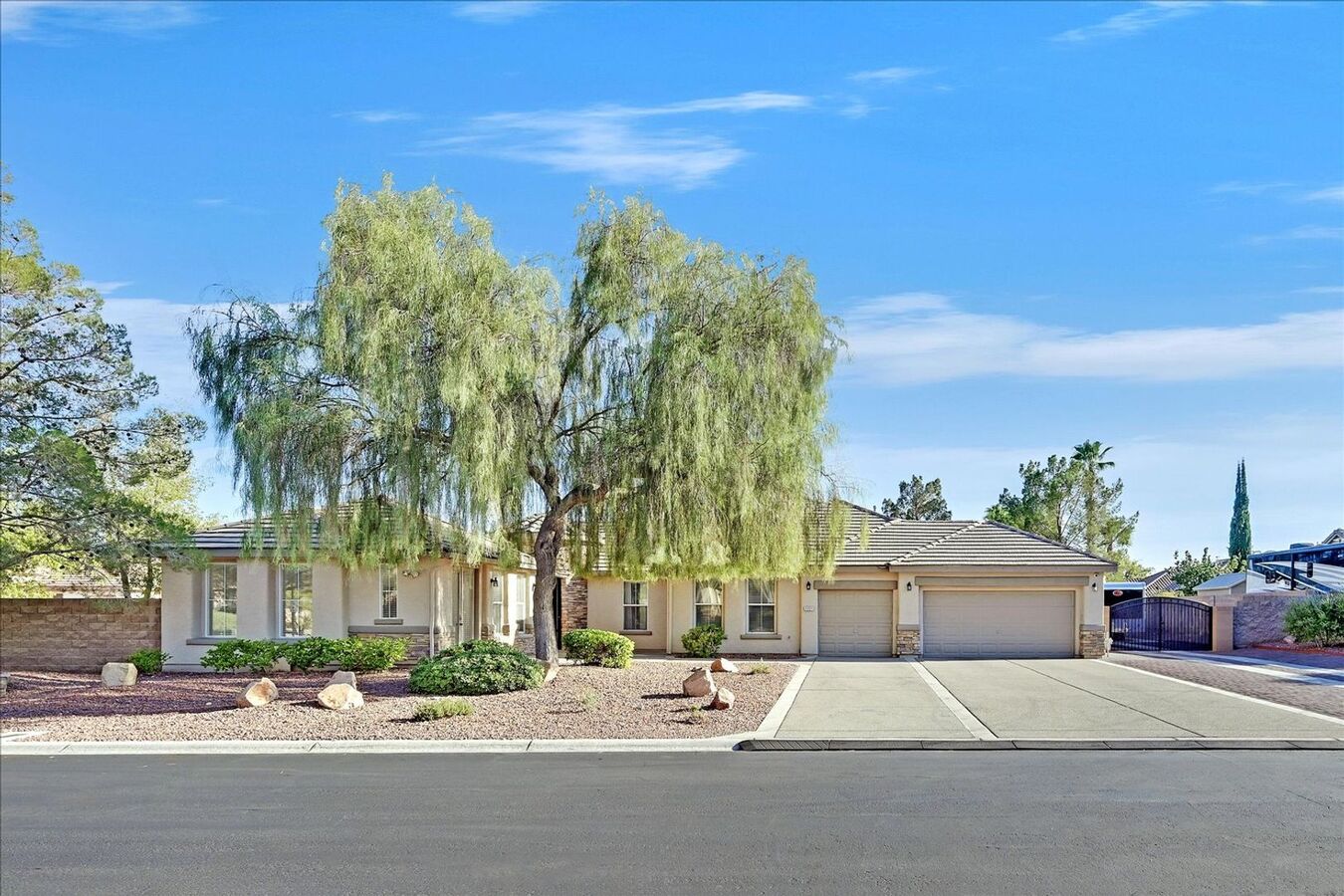 5 Bed Single Story With Large Lot And Pool Apartments Las Vegas, NV