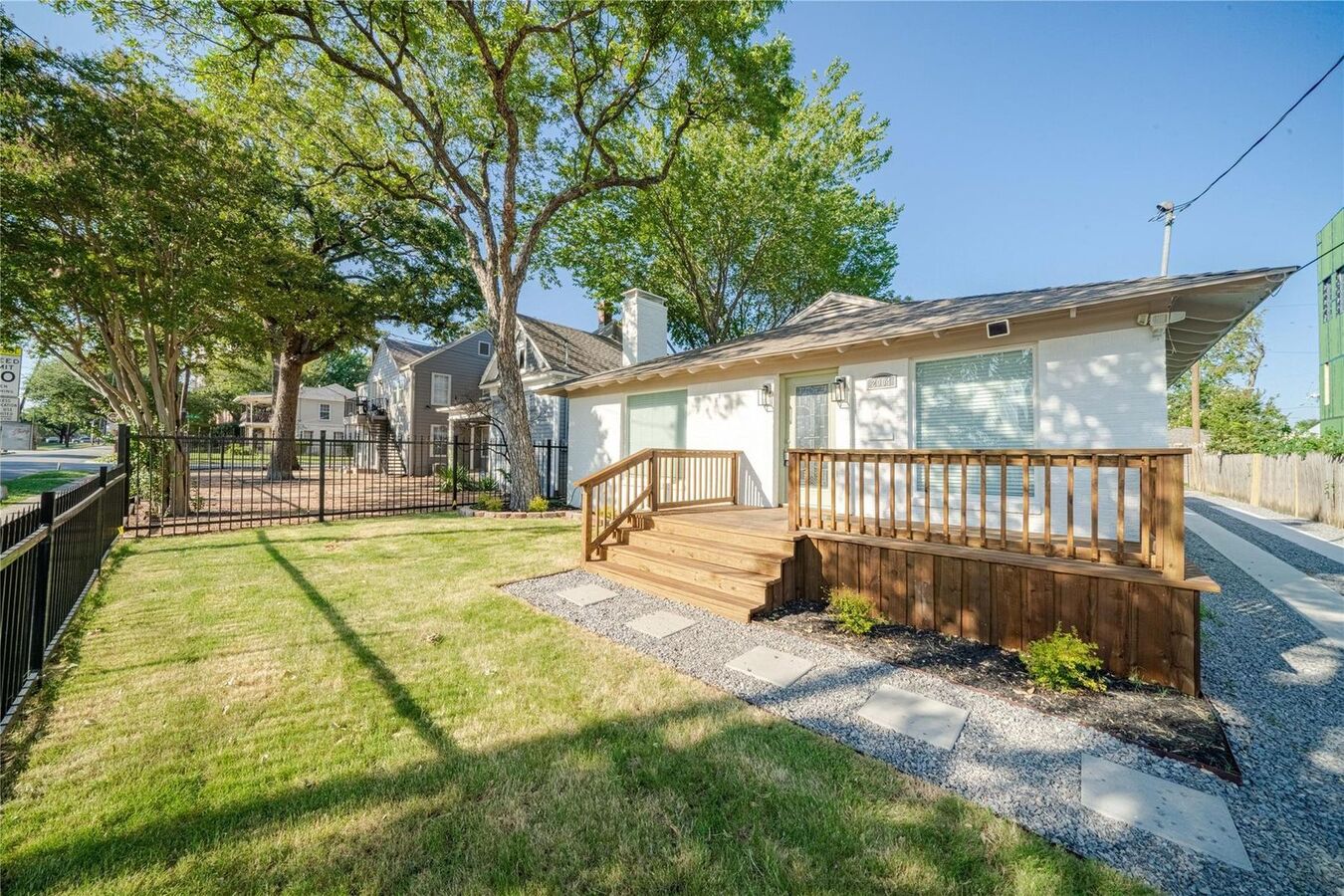 East Dallas Bungalow Apartments - 2004 Caddo St Dallas, TX