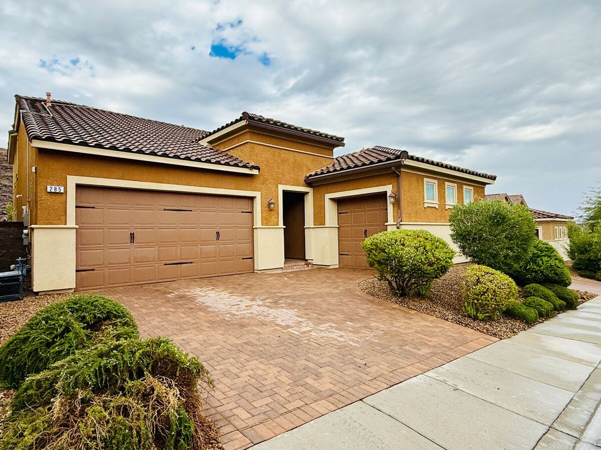 Stunning Henderson Home With Fully Loaded Solar... Apartments Henderson, NV