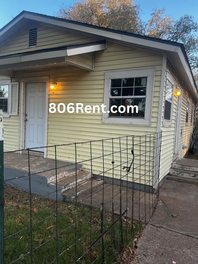 Updated House Apartments - 2710 E 3rd St Lubbock, TX