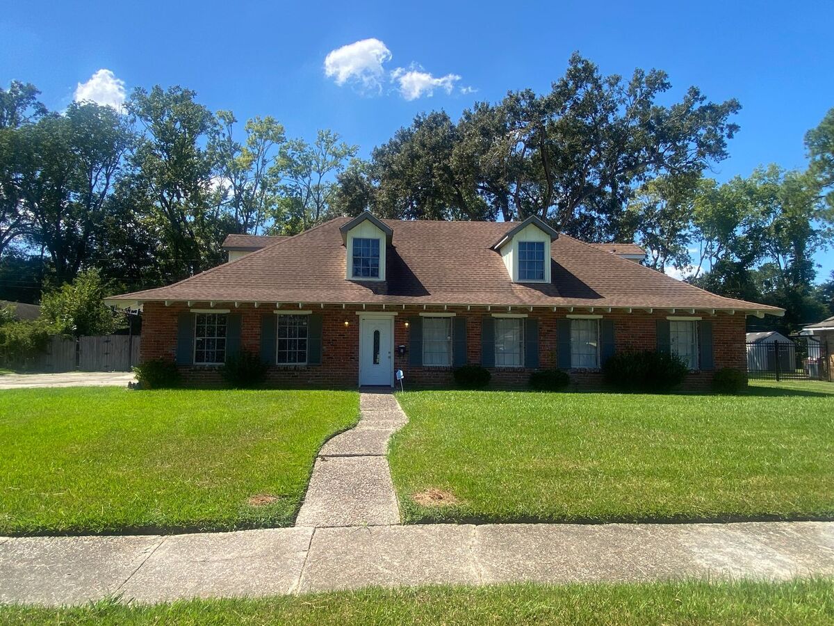 Spacious 4br/3ba Brick Home With Dual Living... Apartments Baton Rouge, LA