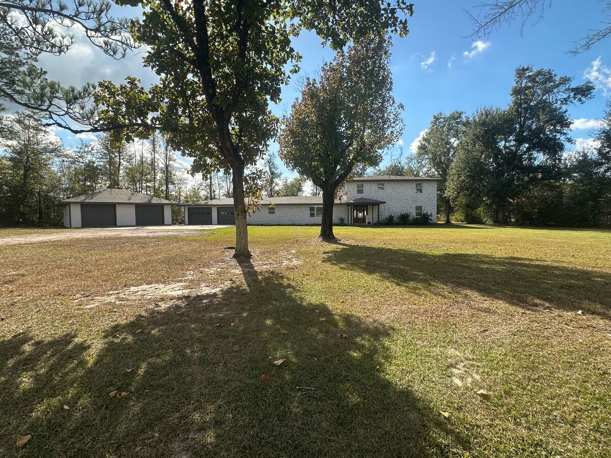 5 Bedroom • 35 Bath • 4-car Garage In Gillis Apartments Lake Charles, LA