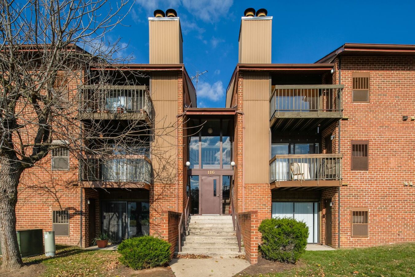Renovated 3rd Floor Top Level Condo With Vaulted... Apartments Glen ...
