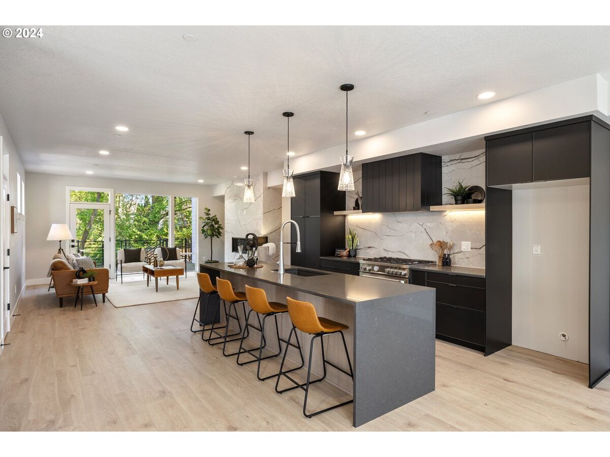 621 & 627 SW Lobelia St Portland, OR Apartment for Rent