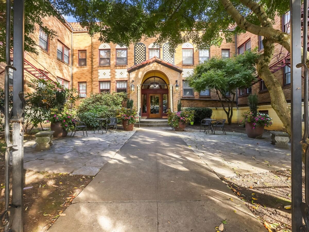 Amber Court Apartments - 2215 NW Irving St Portland, OR
