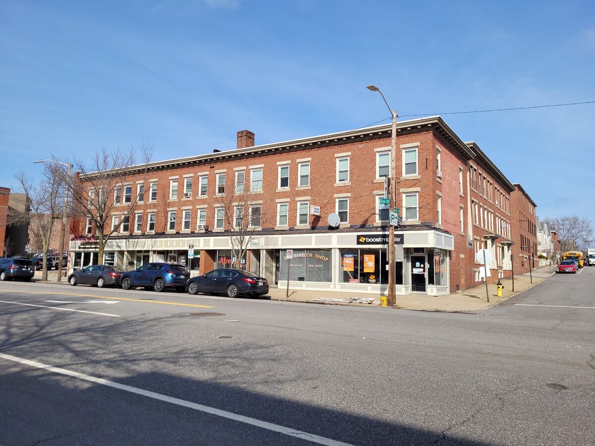 $1400 - Studio / 1 Bath Apartment In Downtown... Manchester, NH