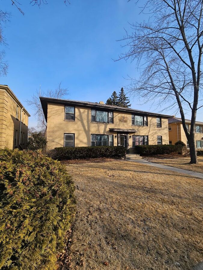1122 E Singer Cir (4 Unit) (ace Property) Apartments Milwaukee, WI