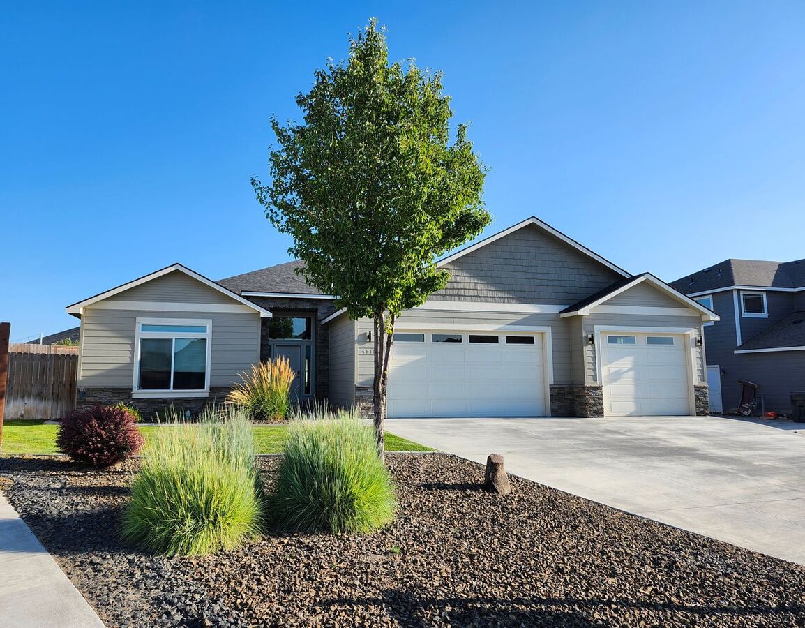 Elegant 4 Bed, 2 Ba Home - Many Upgrades & 3 Car... Apartments Pasco, WA