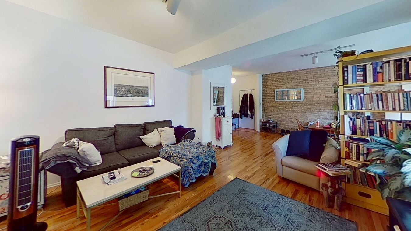 Raised First Floor Southport Corridor One Bedroom Apartments Chicago, IL