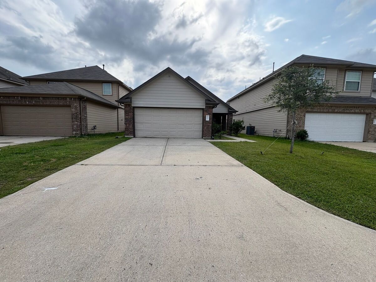 Don't Miss Out This Spacious 4B Home In... Apartments Houston, TX