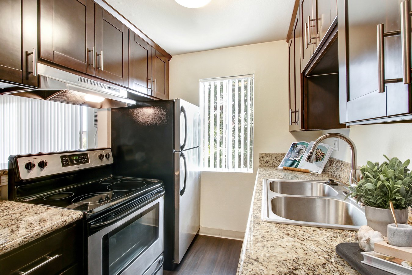 Villa La Paloma Apartments - 7722 Reseda Blvd Reseda, CA