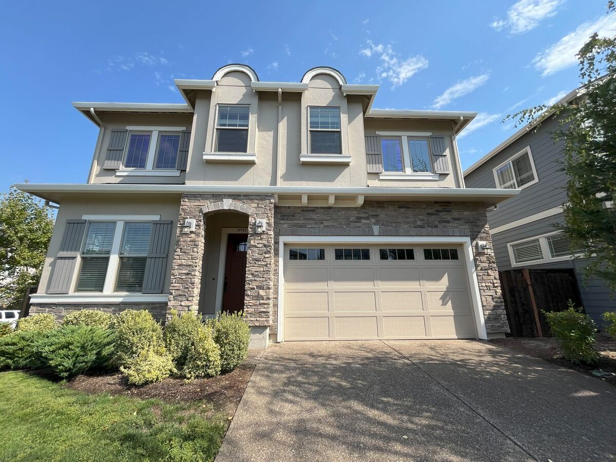 Spacious 4-bedroom Corner Lot Home With Elegant... Apartments Portland, OR
