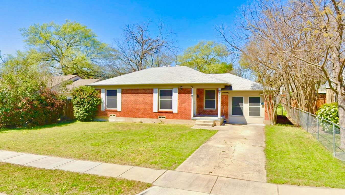 2 Bedroom, 1 Bath Home In Casa View! Apartments Dallas, TX